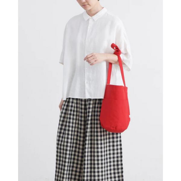 斜め掛けができるフラップ付きショルダーバッグ。すっと日常に溶け込んでくれるシンプルな形。使用した12oz帆布は、程よい柔らかさと強度を持ちつつ軽いのが特徴です。斜め掛けした際の肌馴染みも良く、荷物を沢山入れても負担なくお持ちいただけるショル...