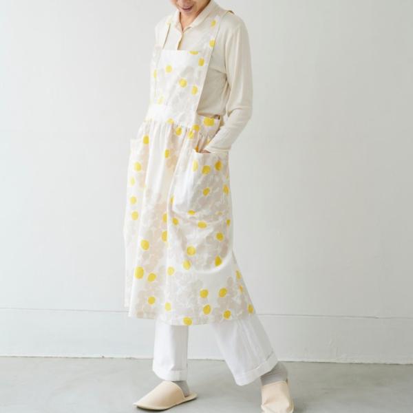 日本のテキスタイルメーカー、クォーターリポート社とのコラボレーション。 人気の「ピナフォアエプロン」をクォータリポート社の代表的なテキスタイルでもある「フロート」を使用したコラボレーションアイテムとなります。 綿と麻の混紡糸を使用した、綿麻...