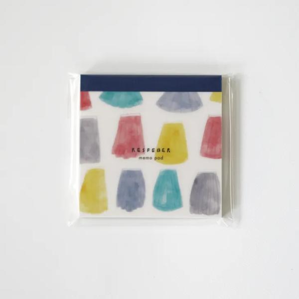 人気シリーズ「RESFEBER（レースフェーベル）」。図案は全てテキスタイルデザイナーの青山佳世さんが担当。透け感のある紙の裏面に印刷しているので、オモテから図案が透けて見えます。表紙はトレーシングペーパー、本文紙は表面がざらざら、裏面がつ...