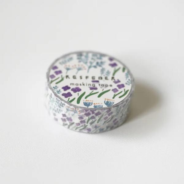 人気シリーズ「RESFEBER（レースフェーベル）」に新柄のマスキングテープが登場。モチーフが途切れることなく連続する、かわいいデザイン。図案は全てテキスタイルデザイナーの青山佳世さんが担当。鮮やかな総柄で、ノートやラッピングに貼るだけで映...