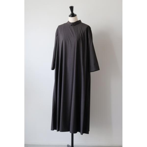 さっと１枚着るだけで華やかな印象で、上品な装いにもお使いいただけます。 フロントの重なる立体的な衿と、流れるようなフレアラインが美しく優雅な印象。 バックスタイルは、首元のシェルボタンとふんわりと揺れるタックでまた違った表情に。原料と混率に...