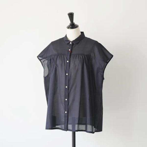 軽やかで、立体感のあるバックギャザーで女性らしさを演出するサマーフレンチスリーブ。STAMP AND DIARYの夏の定番の80/1ローンを使用した高級感のあるブラウス。経、緯糸共にスイスコットンを使用した80/1ローン。定番のローンの規格...