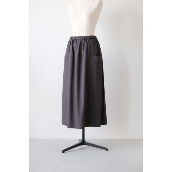 原料と混率に工夫を加え、糸から差別化した新たなポリエステル/レーヨン素材です。しなやかで、柔らかい肌触りが特徴。密度感と落ち感を両立させたストレッチタイプライターです。 【商品詳細】製造国: JAPANブランド名: STAMP AND DI...