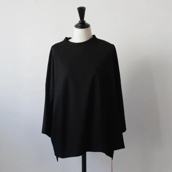 STAMPSらしい身幅ゆったり、ドロップショルダーながら袖丈のバランスで綺麗なシルエットの天竺プルオーバー。無地の1枚でさまになるアイテムです。天竺は繊維長の長いコットン原料をあえて太番手にした糸で編まれており、きれいめでしなやかな風合いが...