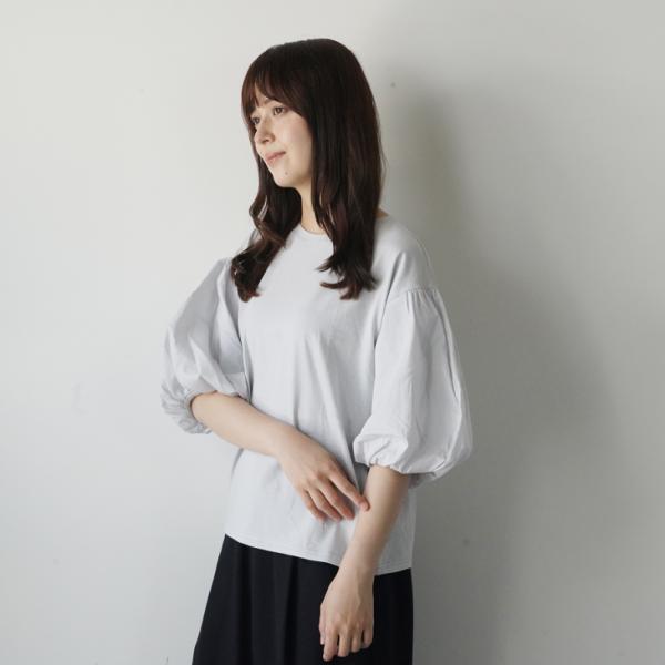 シンプルなカットソーをベースにしながら、異素材使いでさりげない華やかさをプラスした一着です。身頃には、繊維長の長い上質なコットン原料を使用した“ハイマクロコットン天竺”を採用。あえて太番手の糸で編み立てることで、しなやかさの中に程よい膨らみ...