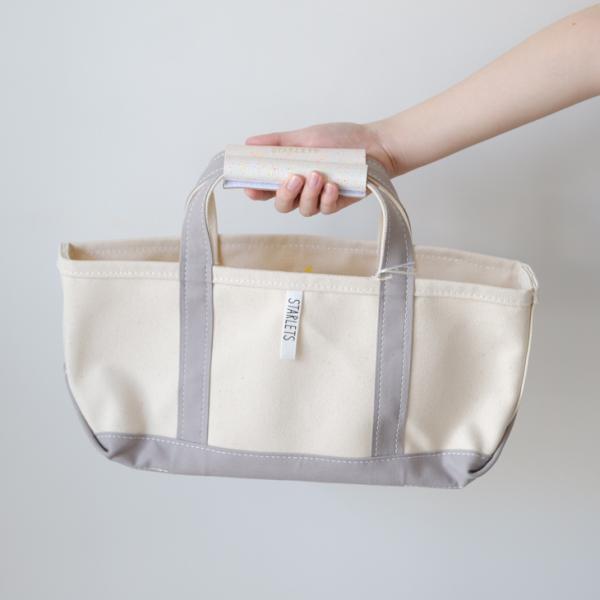 トートバッグのハンドル(持ち手部分)に巻きつけて留めるだけ。柔らかく丈夫な革で、快適な持ち心地になります。使い込んでいくことで味わいが増していきます。太めのハンドル(持ち手)のカゴバッグ、レザーのハンドバッグ、その他のトートバッグなどにもご...