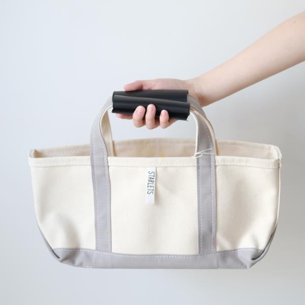 トートバッグのハンドル(持ち手部分)に巻きつけて留めるだけ。柔らかく丈夫な革で、快適な持ち心地になります。使い込んでいくことで味わいが増していきます。太めのハンドル(持ち手)のカゴバッグ、レザーのハンドバッグ、その他のトートバッグなどにもご...