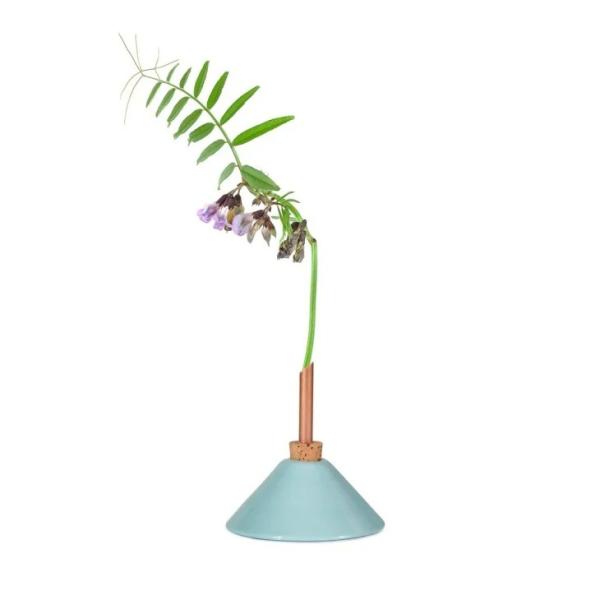 スウェーデン生まれのScandinavia Form（スカンジナビアフォルム）が手掛けるベースは、まるで空間を演出するアートのように植物を飾ることができます。デザイナーであるエヴァ・レヴィンの「植物が自然の中でそうであるように、上へと伸びる...