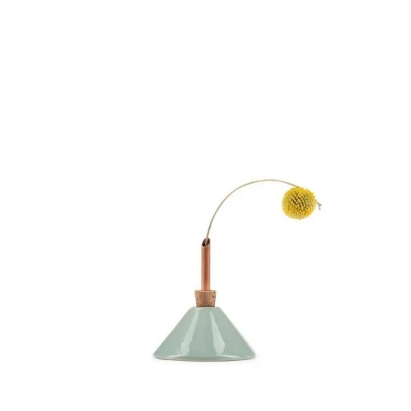 スウェーデン生まれのScandinavia Form（スカンジナビアフォルム）が手掛けるベースは、まるで空間を演出するアートのように植物を飾ることができます。デザイナーであるエヴァ・レヴィンの「植物が自然の中でそうであるように、上へと伸びる...