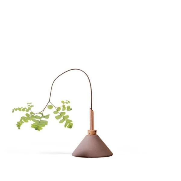 スウェーデン生まれのScandinavia Form（スカンジナビアフォルム）が手掛けるベースは、まるで空間を演出するアートのように植物を飾ることができます。デザイナーであるエヴァ・レヴィンの「植物が自然の中でそうであるように、上へと伸びる...