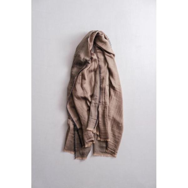 しっとりとした肌触りのダブルフェイスが魅力です。上品なコットンは普段使いにも、少し特別な日のコーディネートにも大変重宝します。洗いざらしでカジュアルな表情に、アイロンをかけると少しフォーマルな表情にも変わります。生活のシーンに合わせてご使用...