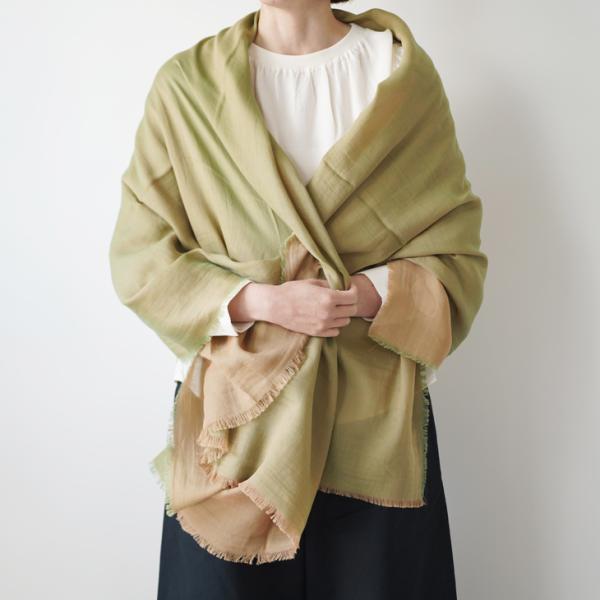 しっとりとした肌触りのダブルフェイスが魅力です。上品なコットンは普段使いにも、少し特別な日のコーディネートにも大変重宝します。洗いざらしでカジュアルな表情に、アイロンをかけると少しフォーマルな表情にも変わります。生活のシーンに合わせてご使用...