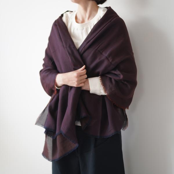 糸の色の重なりが美しいコットンストール。しっとりとした肌触りのダブルフェイスが魅力です。上品なコットンは普段使いにも、少し特別な日のコーディネートにも大変重宝します。洗いざらしでカジュアルな表情に、アイロンをかけると少しフォーマルな表情にも...