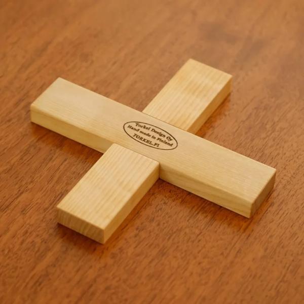 リッキ氏引退後の2010年より、フィンランド在住のトニ・サイッコネン氏がデザインを継承し、可能な限り自然に還る材料を用いて製作しています。フィンランドのデザインミュージアムやMOMAのショップでも扱われるなど国内外で高く評価されています。素...