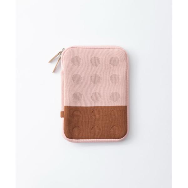 サイズはA6サイズ（128mm×182mm）用でコンパクトです。ファスナーの虫が見えないテープ使いをしています。中には母子手帳の他に、診察券や写真などが入れれるようにポケットがたくさんついています。【商品詳細】製造国: JAPANブランド名...