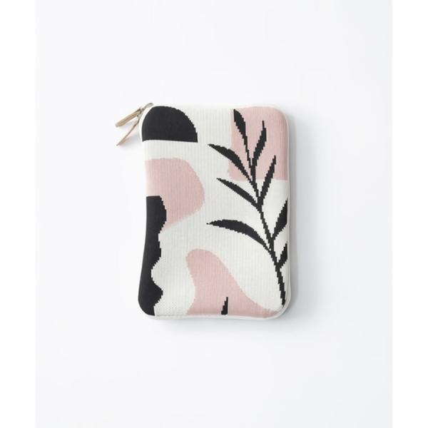 ニット素材の多機能ポケットマルチケース。母子手帳ケースとして、とても愛用されている商品となります。サイズは、Sサイズ(215mmx145mm)。中には母子手帳の他に、診察券や写真やペンなどが入れれるようにポケットがたくさんついています。【商...