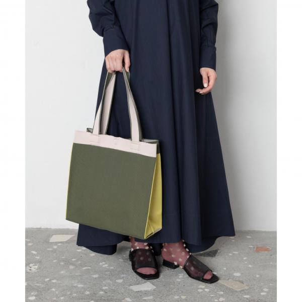 ニット素材ですがハリがあり紙袋のようなしっかりとした素材なのでTRICOT〓ではPAPER BAGと名付けています。無地の配色がシンプルながらに使いやすいデザインです。【商品詳細】製造国: JAPANブランド名: TRICOTE (トリコテ...