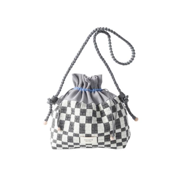 巾着のように絞ったり、口を折ってパース型にできるだけでなく、コードを解いてバッグインバッグとしても使える３WAY。内側に小さなポケットもついて小ぶりながら頼もしいバッグです。ニットバッグならではの立体的な生地感がシンプルなコーディネートを一...