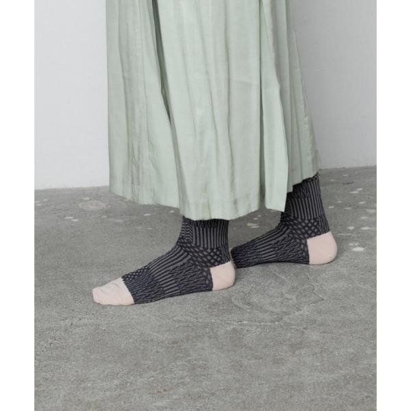 多種類の柄を貼り合わせたデザインが、ワントーンでも存在感のある印象に。伸縮性がある凹凸組織は足が小さめな方が履くと立体的な柄に浮き上がり、足が大きめの方が履くとフラットな柄に変化。23-26cmと幅広い方に履いていただくことができ、季節を問...