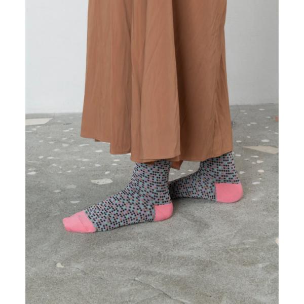伸縮性があり、23-26cmと幅広い方に履いていただけ印象も変わります。さらりとした綿素材なので一年通して履けるのも嬉しいポイント。スニーカーやローファーなど靴の履き口からちらりと見せたくなる靴下です。＜お取り扱い上の注意＞この製品は、ファ...