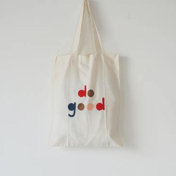 Kati DriscollとAlan BrownによるUSのアート・ブランド、Twamiesの「do good」というカラフルなタイポグラフィを配したトートバッグ。【商品詳細】製造国: USAブランド名: Twamies素材: コットン10...