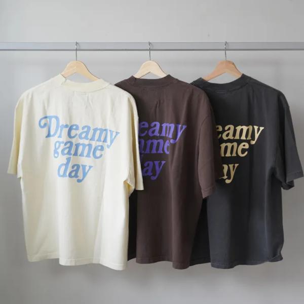 プレーする側もいれば、それを観る側もいる。記録上もそうですが、記憶に残るゲーム。そんな日を、"Dreamy game day" 「夢のような試合の日」と題してロゴに落とし込んだTシャツ。プリントと刺繍の配色にもこだわりました。首リブも太め、...
