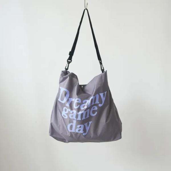 プレーする側もいれば、それを観る側もいる。記録上もそうですが、記憶に残るゲーム。そんな日を、"Dreamy game day" 「夢のような試合の日」と題してロゴに落とし込んだアイテム。LPレコードもすっぽり収納できる49cm幅のワイドなト...