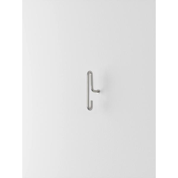 MOEBEはデンマーク・コペンハーゲンを拠点に、家具職人のAnders Thams、建築家のNichlas OldroydとMartin D. Christensenの3人によって設立されたプロダクト・デザイン集団。 生活必需品に焦点をあて...