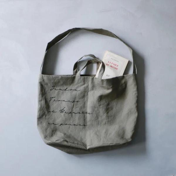 オーガニックコットンとヘンプで織り上げた、表情のある生地でつくったトートバッグ。心地よいテラスでいただく朝食をイメージしたフランス語をプリントしました。ワンショルダーと持ち手が付いているので、場面に合わせてお使いいただけます。縦横共にたっぷ...