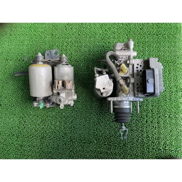 **** 商品説明を必ずご確認ください ****部品管理番号：000255011742500部品名：ABSアクチュエーター部品区分：リサイクル品管理品番：246339車名：アクア車両タイプ名：5ドアハッチバック通称型式：NHP10AHXEB...