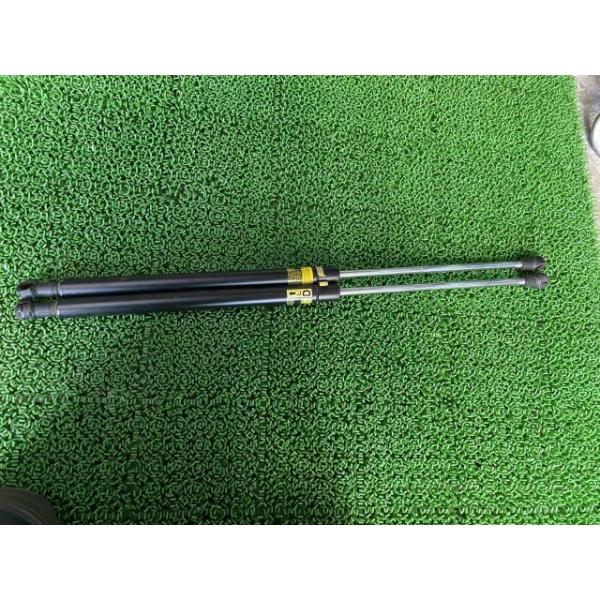 **** 商品説明を必ずご確認ください ****部品管理番号：000255011777250部品名：バックドアダンパー部品区分：リサイクル品管理品番：246342車名：アクア車両タイプ名：5ドアハッチバック通称型式：NHP10AHXEB認定...