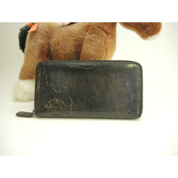 品名 : イタウバ　(ITAUBA)　ロングウォレット　ジップアラウンドウォレットメーカー : ベルルッティ (Berluti)型番・素材 : ゴールドパティーヌ　ヴェネチアスクリットカーフレザーライン・色 : カリグラフィシリーズ　ネイビ...