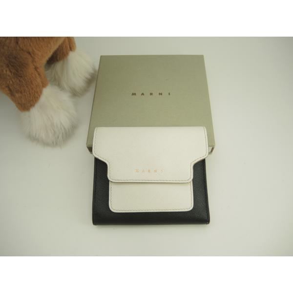 品名 : トリフォールドウォレット　コンパクト財布　コンパクトウォレット　3つ折サイフメーカー : マルニ型番・素材 : PFMO0024U6-Z329I　サフィアーノカーフスキンライン・色 : ホワイト/ブラック/ピンク　ゴールド金具参考...