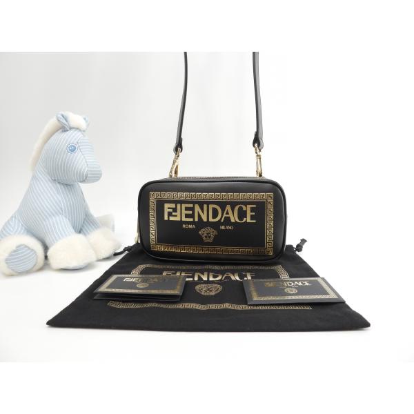 品名 : 斜め掛けショルダーバッグ　ポシェット　クロスボディバッグメーカー : フェンディ (FENDI)　ヴェルサーチ　コラボレーション　限定　フェンダーチェ型番・素材 : 7M0285-AJI6　カーフレザーライン・色 : フェンダーチ...