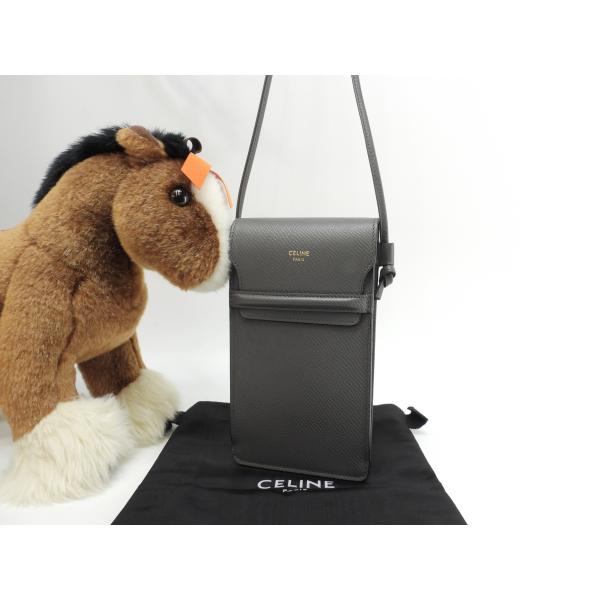 品名 : フォンポーチ　ミニポシェット　クロスボディバッグ　カード用ポケット付きメーカー : セリーヌ(Celine)型番・素材 : グレインドカーフスキンレザー(ヴォーエプソン)ライン・色 : グレー参考定価 : 不明サイズ : W10 ...