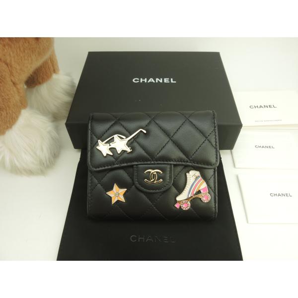品名 : 3折財布　コンパクトウォレット　トリフォルドウォレットメーカー : シャネル (CHANEL)型番・素材 : ラムスキンレザーライン・色 : チャーム付き(ワッペン付き)　ブラック　ゴールド金具参考定価 : 不明サイズ : W11...