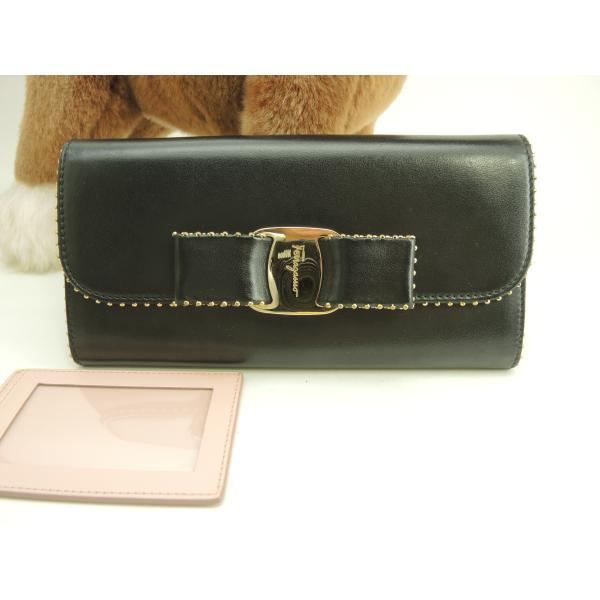 品名 : 2つ折り長財布　ロングウォレット　コンチネンタルウォレットメーカー : サルヴァトーレ フェラガモ　(Salvatore Ferragamo)型番・素材 : 22 D312　スムースカーフレザーライン・色 : ヴァラ金具　リボン　...