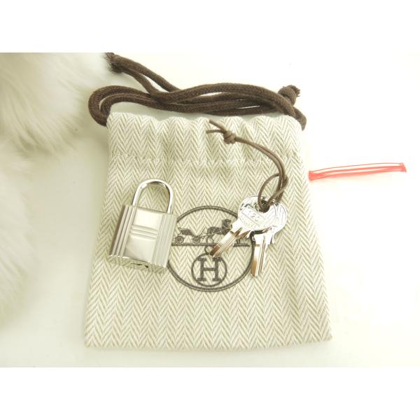 品名 : 南京錠　パドロック　バッグチャーム　ペンダントトップメーカー : エルメス (HERMES)型番・素材 : メッキライン・色 : シャインシルバー(つるつるピカピカのタイプ)参考定価 : 未確認サイズ : W2 x H3.5 x ...