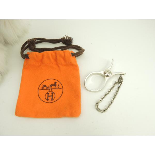 品名 : バッグチャーム　キーリング　グローブフォルダーメーカー : エルメス (HERMES)型番・素材 : メッキ(メタル)ライン・色 : シャインシルバー(つるつるピカピカのタイプ)参考定価 : 未確認サイズ : W6 x H2.9 ...