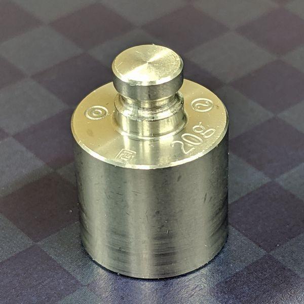 天びんの計測用として最適！！●国家検定付分銅(検定証印打刻済)■仕様質量：２０g材質：ステンレス鋼製形状：円筒型