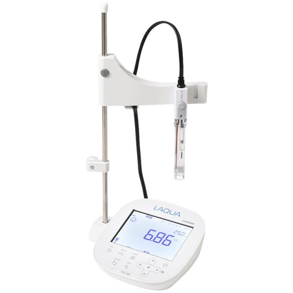 HORIBAのLAQUA-PH-SEは、卓上pH計のエントリーモデルでシンプルな使いやすさを追求した商品となります。セット内容には、pHメータ本体、プラスチックボディ電極9625-10D、ACアダプタ、本体一体型電極スタンド、pH標準液セッ...
