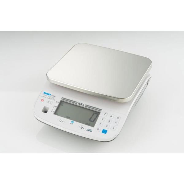 送料、代引手数料無料！　大和製衡のJ-100W-3は、ひょう量は3000g（3kg）で、0〜1500gまで1g、1500〜3000gまで2g単位で計量できる検定付きの防水型デジタル上皿はかりです。計量安定スピードは、同社従来品より速く、作業...
