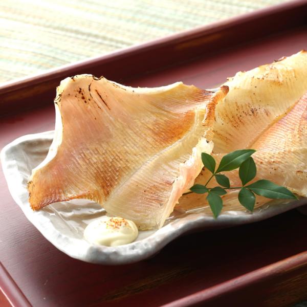 スーパーではなかなか買えない「えいひれ」は、軟骨部分の成分に豊富なコラーゲンが含まれている栄養価の高い食品です。"ソフトな食感"にこだわった独特の製法で、旨味たっぷりの珍味に仕上げました。オーブントースターやグリル等で軽く焼いてからお召し上...