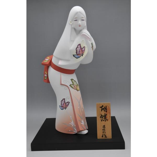 博多人形 まるで蝶の妖精の乙女の姿。優しい瞳と美しい姿は、お部屋に花を咲かせてくれるようです。匠伍郎　孟作人形のみの高さ36cm博多のお土産のみならず、最近は、海外へのお土産・贈り物として、ご好評をいただいております。商品の包装も丁寧に致し...