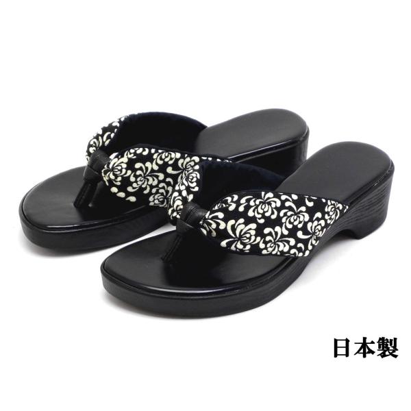 【鼻緒の生地の柄について】裁断位置によって柄の出方が変わりますので、左右で異なる場合があります。■鼻緒カラー：黒（ブラック）■インソール素材：合成皮革■底素材：合成底■生産国：日本（MADE IN JAPAN）■重さ：片足約185g■ヒール...