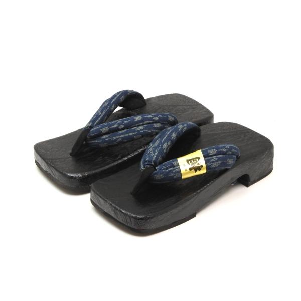 ◆下駄・雪駄の履き方◆鼻緒を指の又まで深く入れずつま先でひっかける様にして、かかとを少し出して履くのが「粋」な履き方とされています。【木目について】台は天然木を使用している為、木目は商品によって異なります。木目はお選びいただけません。予めご...