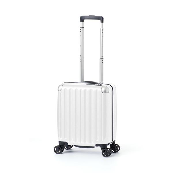 お手頃価格のファスナーキャリー。従来モデルより機能性・耐久性がアップ!コーナー部分には、凹みを防止する4ケ所のコーナープロテクターを装着。しっかりとボディを守ります。キャスターはダブルホイールを採用し、8輪で滑らかで安定した走行を実現しまし...