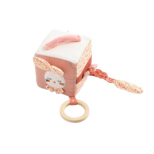 お子さまを飽きさせないしかけがいっぱいの布製ブロックキューブ！ラブリーなお花柄とトレンドカラーが魅力のうさぎ名は”エスメ”。目を閉じておすまし顔の愛らしいうさぎさんのシリーズです。