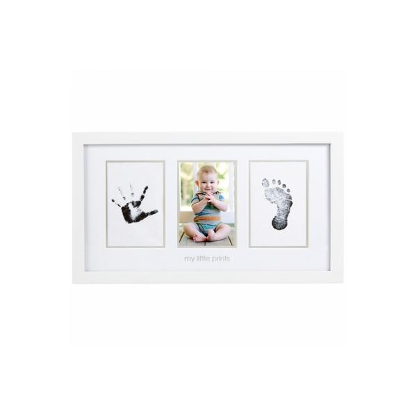 手形と足形を両サイドに入れられるフォトフレーム。お子さまの手足にインクを付けなくても手形・足形がとれます。お子さまの手足を汚さずに、簡単に手形・足形をプリント！ 付属のクリーンタッチインクパッドでお子さまの手や足に直接インクをつけずに手形・...