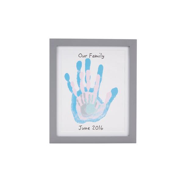 家族のきずなをカタチに世界に一つのオリジナルアート家族の手形で世界に一つだけのアートをつくろう！手形アート用の絵の具4色、サインペン1本付きで準備がかんたん。おうちで手軽に家族DIYが楽しめます。赤ちゃんのハーフバースデーや1歳のお誕生日な...